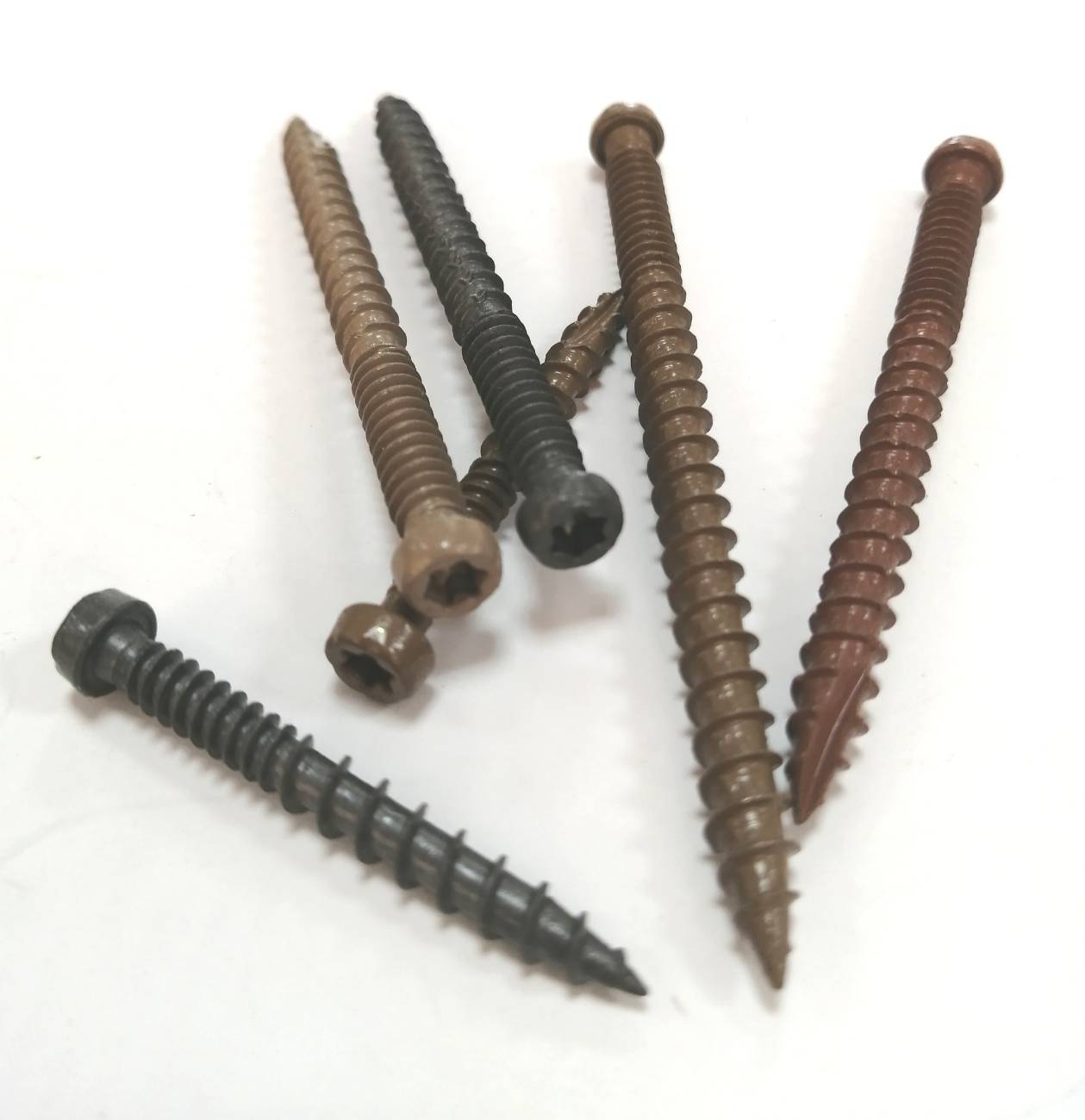 Composite deck screw, the underhead has saw-blade like cutting teeth ...