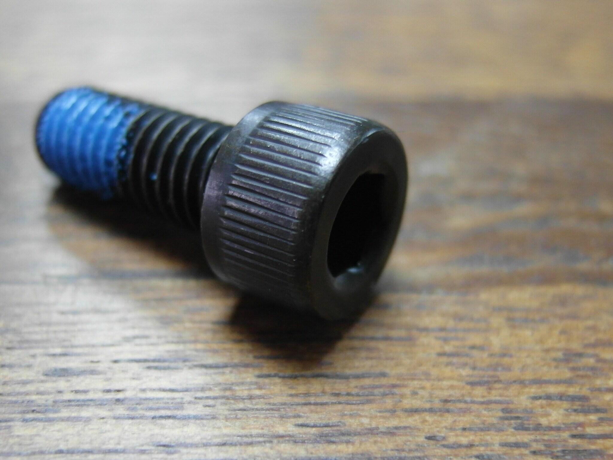 GBA244(M8X20 ROUND HEAD DIN912 SCM435 12.9GRADE HRC39~44 BLUE NYLOK ...