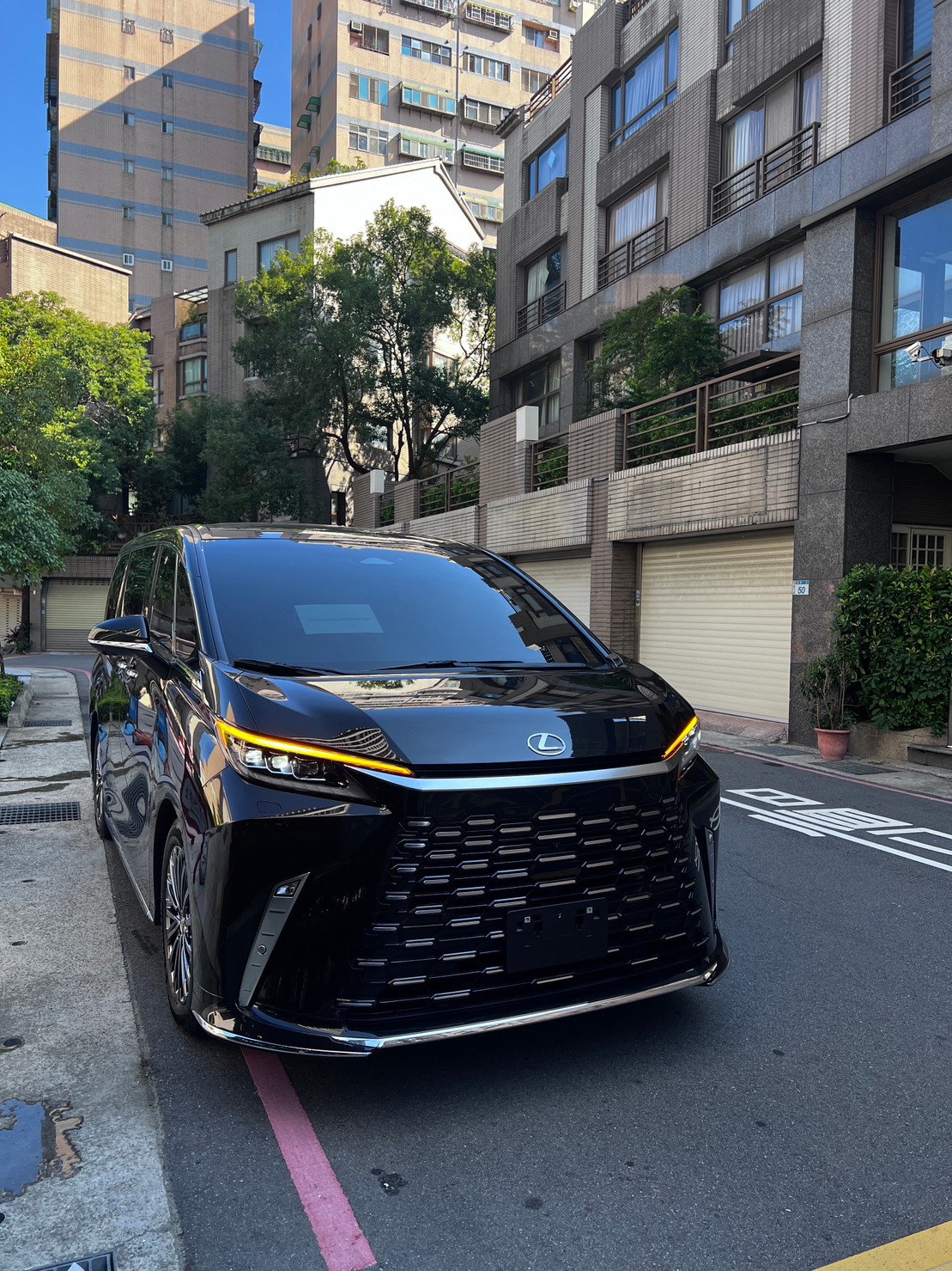 LEXUS LM500H 6 seaters | Taiwantrade