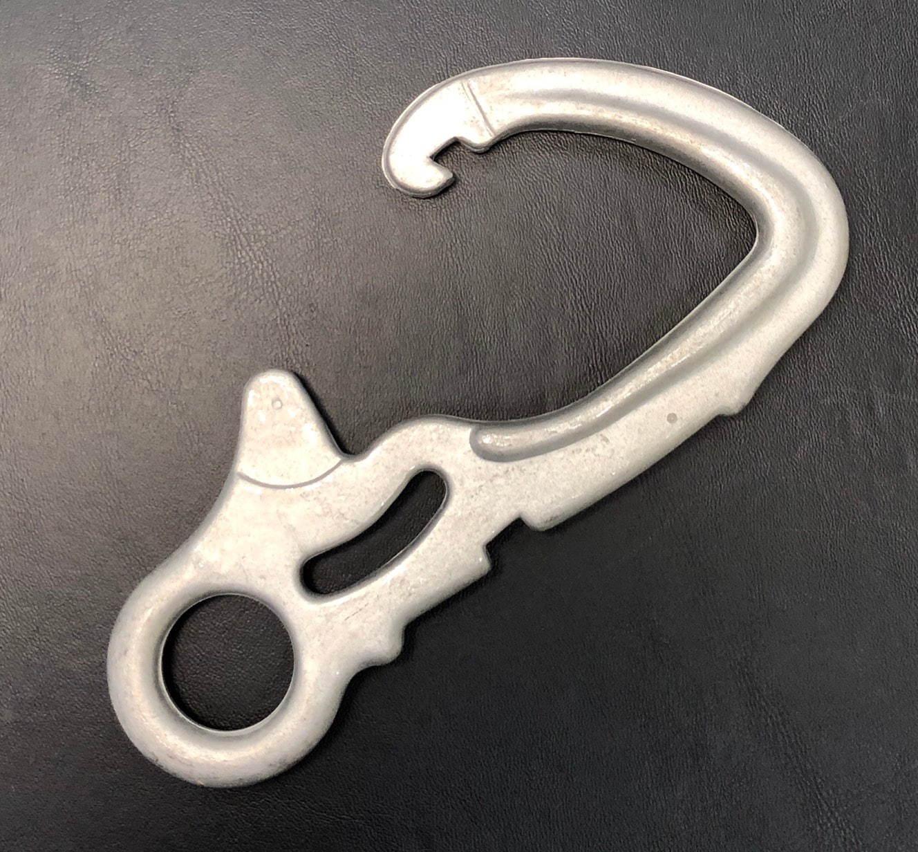 Forging aluminum mountaineering hooks | Taiwantrade