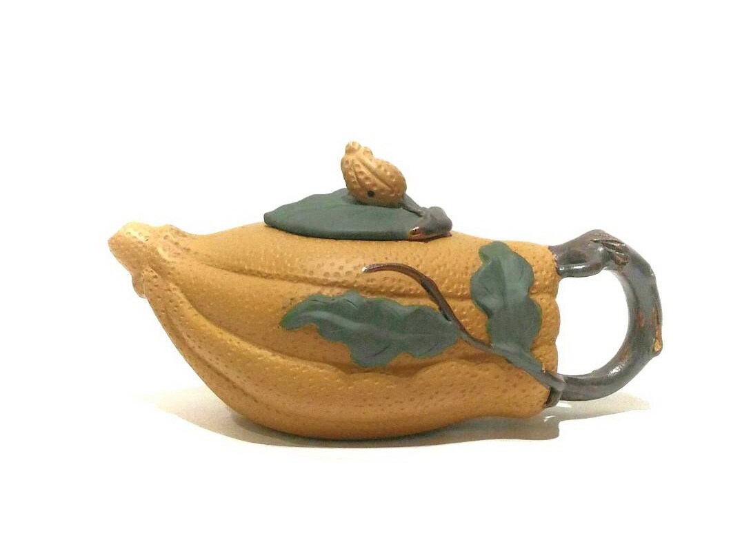 A Zisha Teapot Buddha's Hand pattern by Jiang Rong | Taiwantrade
